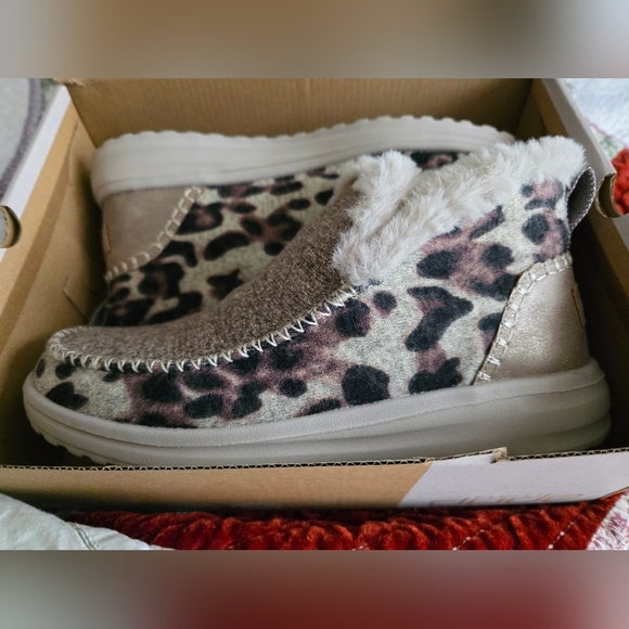 Hey Dude | Shoes | Hey Dude Womens Leopard Print Slippers With Fur ...